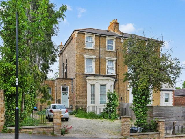 Apartment at Manor Mount, Greater London