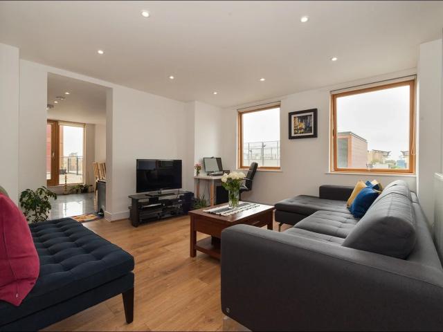 Apartment at Mastmaker Road, Greater London
