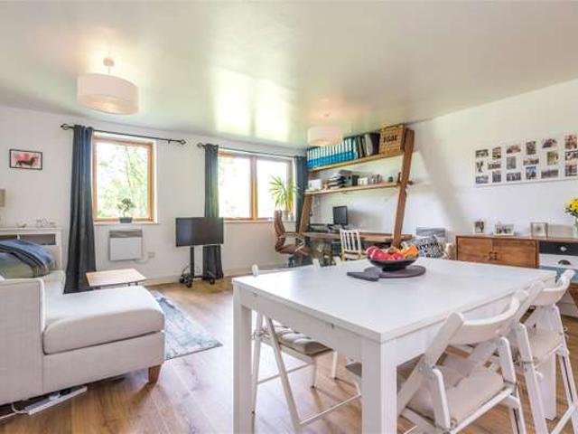 Apartment at Meath Crescent, Greater London