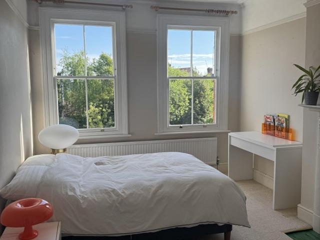 Apartment at Melrose Avenue, Greater London