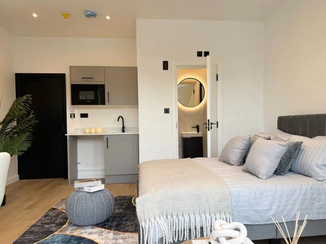 Room at Melrose Avenue, Greater London