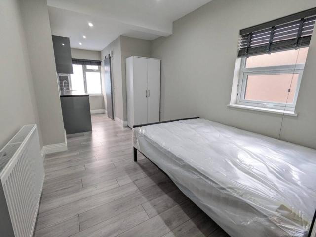 Apartment at Melrose Gardens, Greater London