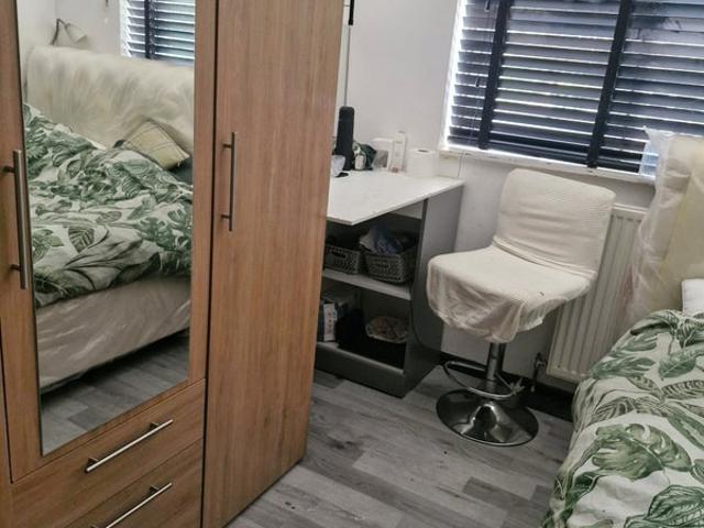 Room at Memorial Road, Luton