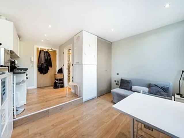 Apartment at Mercia Grove, Greater London