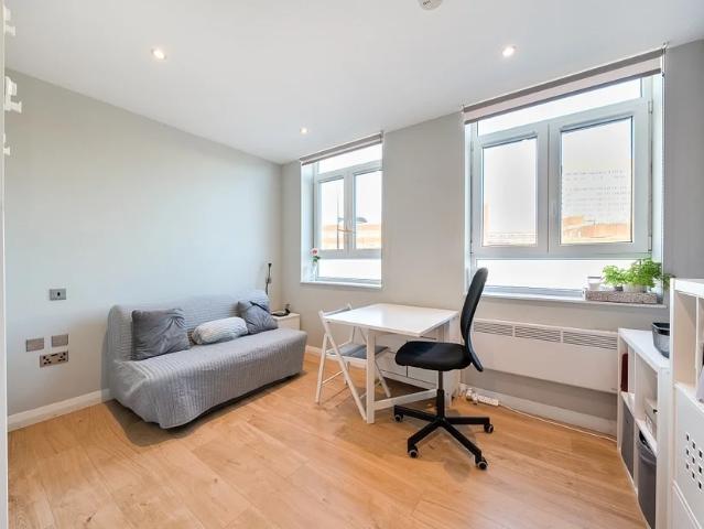 Apartment at Mercia Grove, Greater London