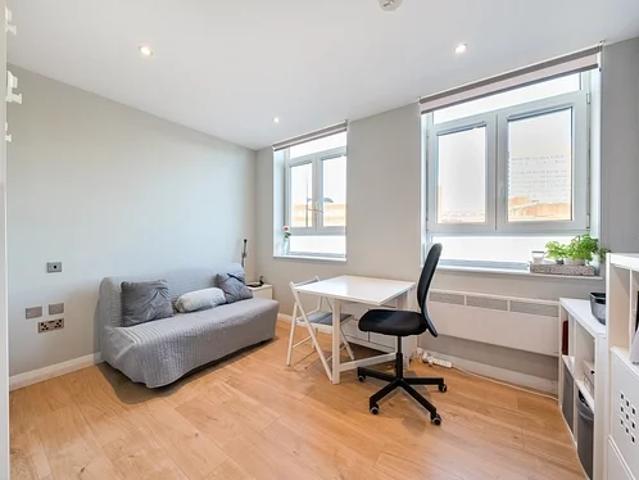 Apartment at Mercia Grove, Greater London