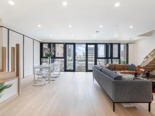Apartment at Meridian Place, Greater London