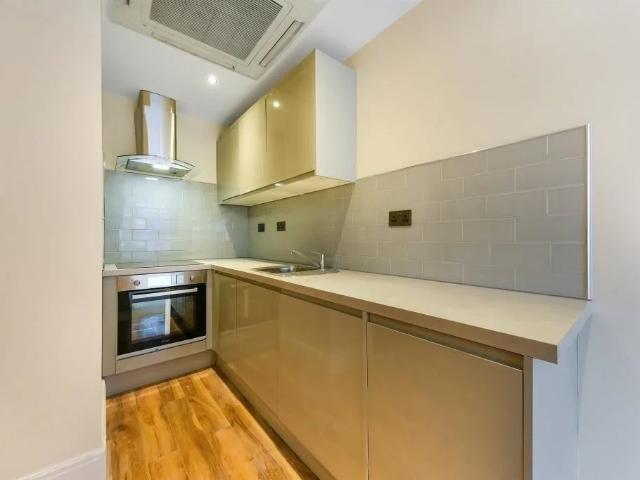 Apartment at Mitcham Lane, Greater London