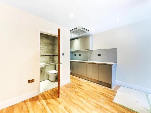 Apartment at Mitcham Lane, Greater London