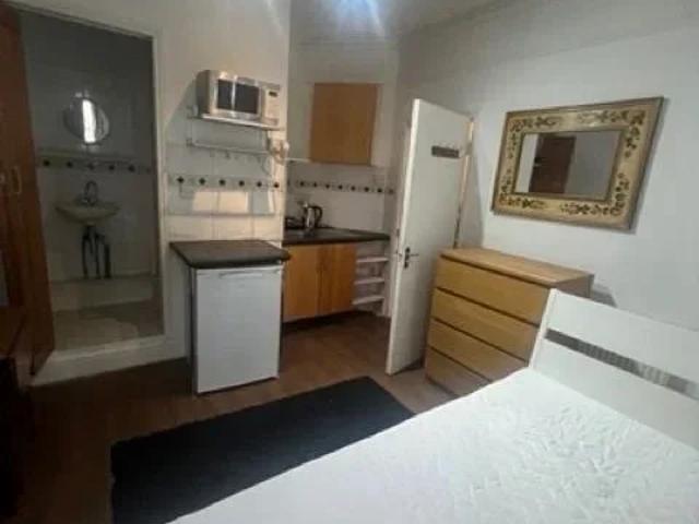 Room at Mill Hill Road, Greater London