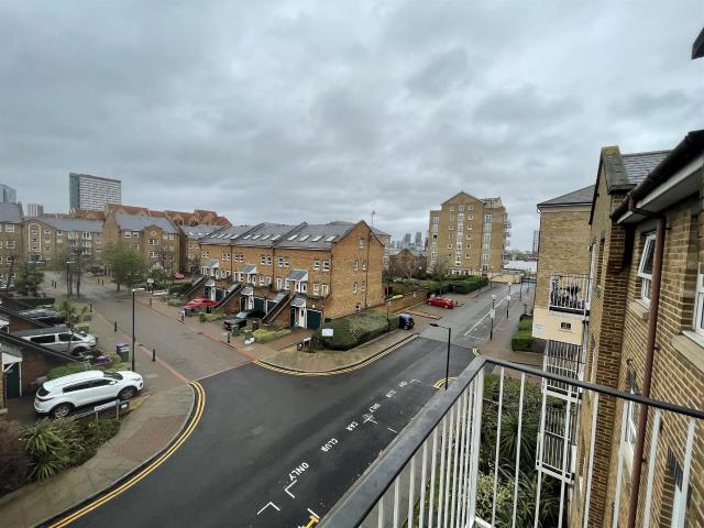 Apartment at Millennium Drive, Greater London