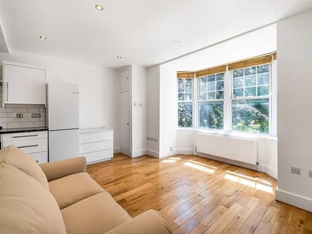 Apartment at Norbury Crescent, Greater London