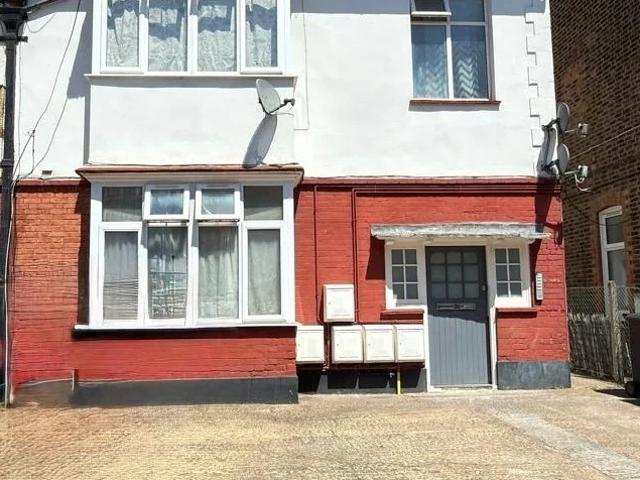 Apartment at Norbury Crescent, Greater London