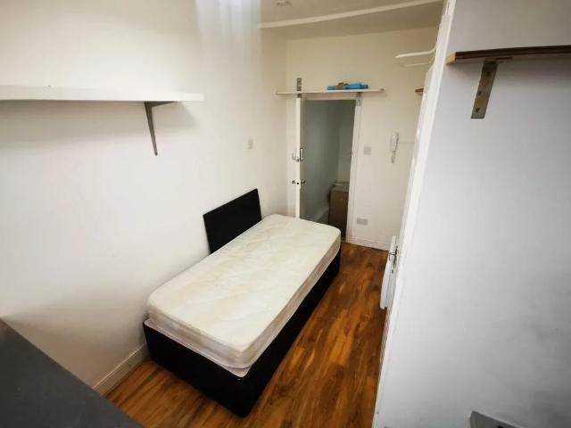 Apartment at North Circular Road, Greater London