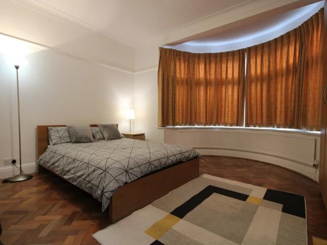 Apartment at North End Road, Greater London