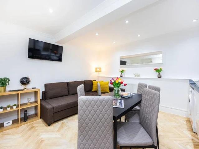 Apartment at North End Road, Greater London