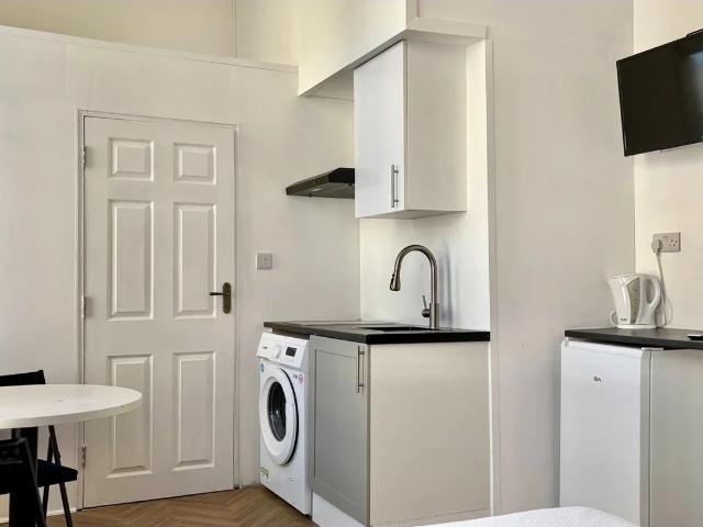Apartment at North End Road, Greater London