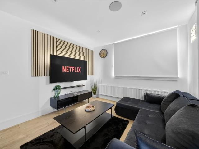 Apartment at North End Road, Greater London