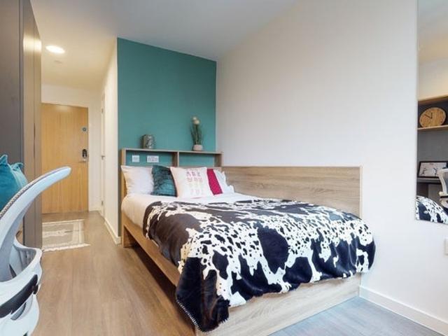 Room at North End Road, Greater London