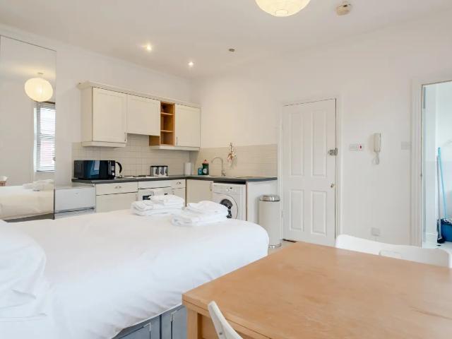 Apartment at North End Road, Greater London