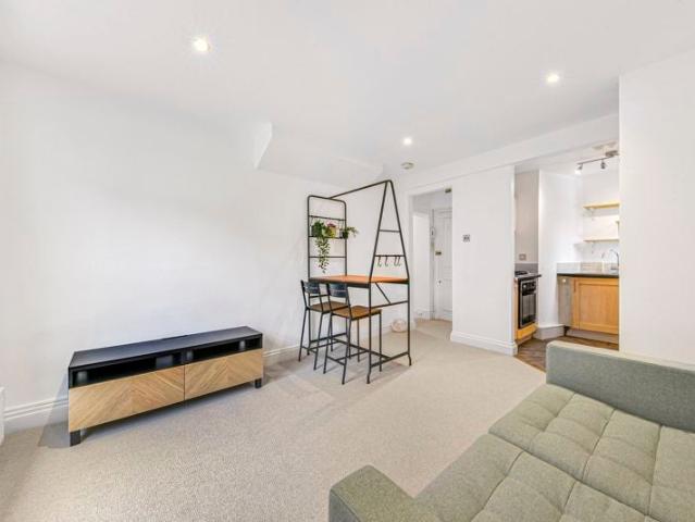 Apartment at Northcote Road, Greater London