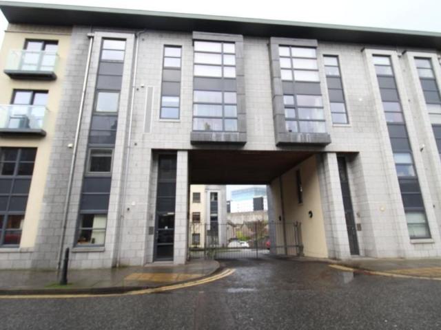 Apartment at Northern Perimeter Road West, Greater London