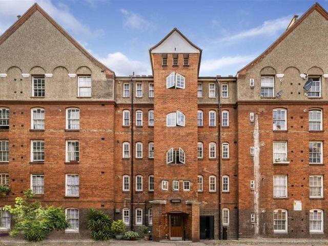 Apartment at Navarre Street, Greater London