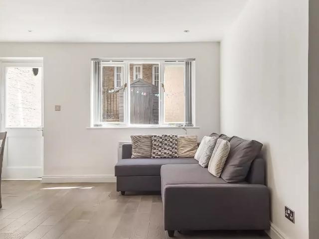 Apartment at Newark Street, Greater London