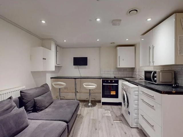 Apartment at Newington Butts, Greater London