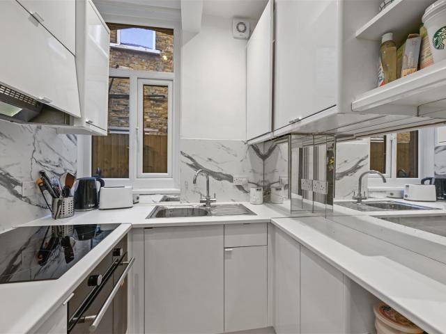 Apartment at Newton Avenue, Greater London