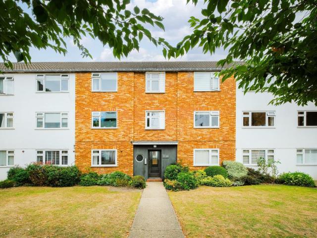 Apartment at Snakes Lane West, Greater London