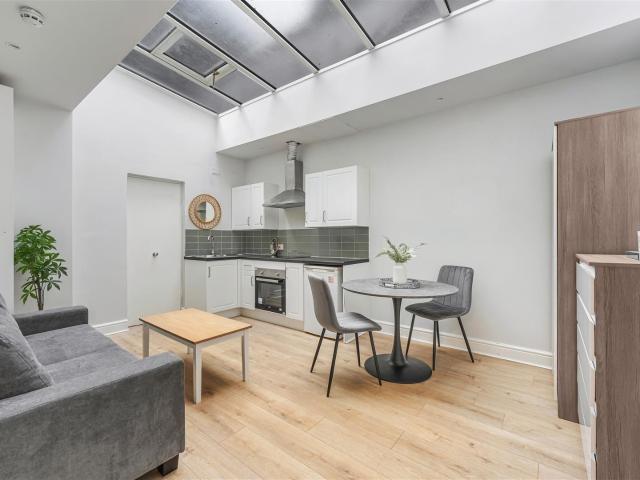 Apartment at Southwell Gardens, Greater London