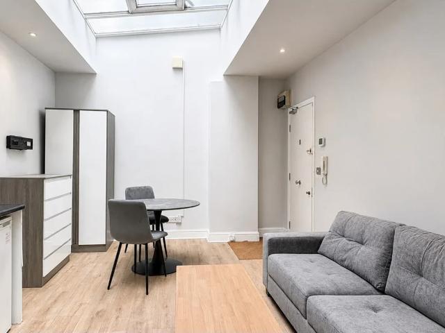 Apartment at Southwell Gardens, Greater London