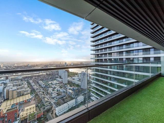 Apartment at South Quay Walk, Greater London