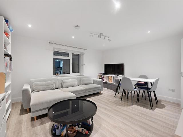 Apartment at Saxon Drive, Greater London