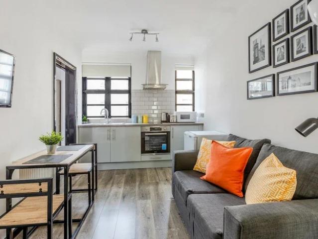 Apartment at Saint Michael's Street, City of Westminster