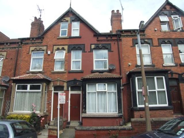 apartment at Sandhurst Place, Harehills, LS8 3QW