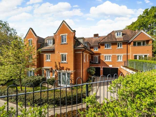 Apartment at Sandy Lane, Woking