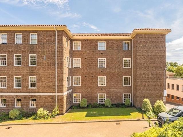 Apartment at Scott Avenue, Greater London