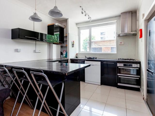 Apartment at Scott Lidgett Crescent, Greater London