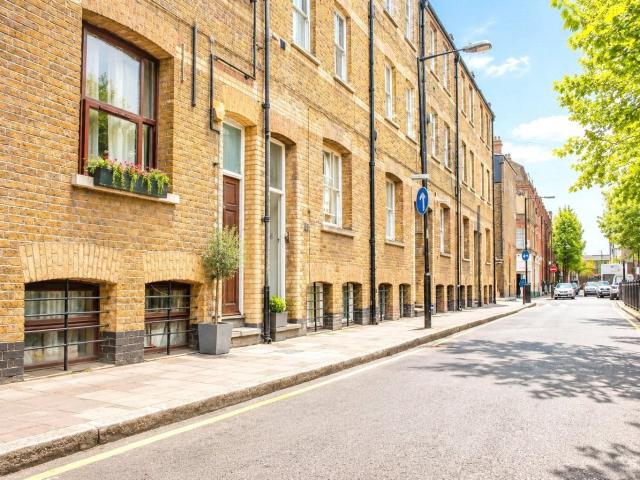 Apartment at Settles Street, Greater London