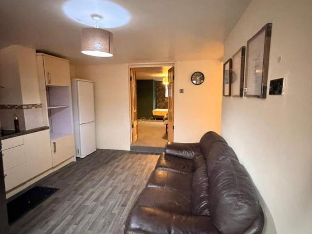Apartment at Sefton Avenue, Leeds