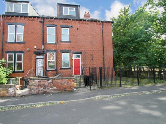 Apartment at Sefton Avenue, Leeds