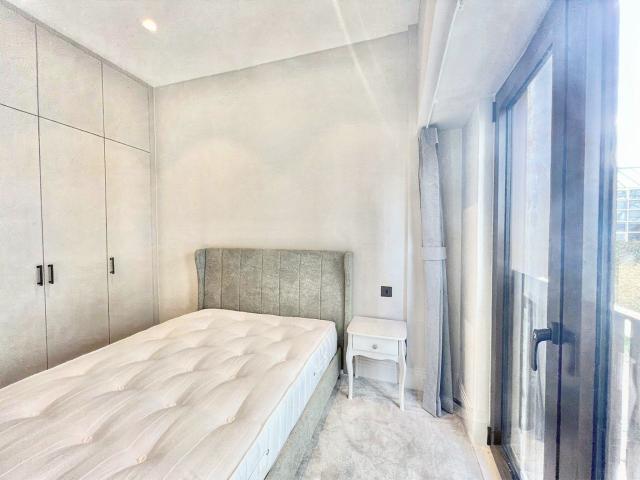 Apartment at Selsdon Way, Greater London