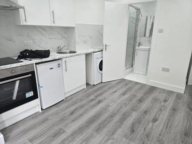 Apartment at Selwyn Avenue, Greater London