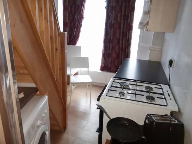 Apartment at Selwyn Avenue, Greater London