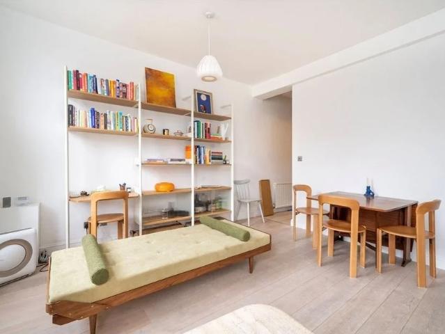 Apartment at Shakspeare Walk, Greater London