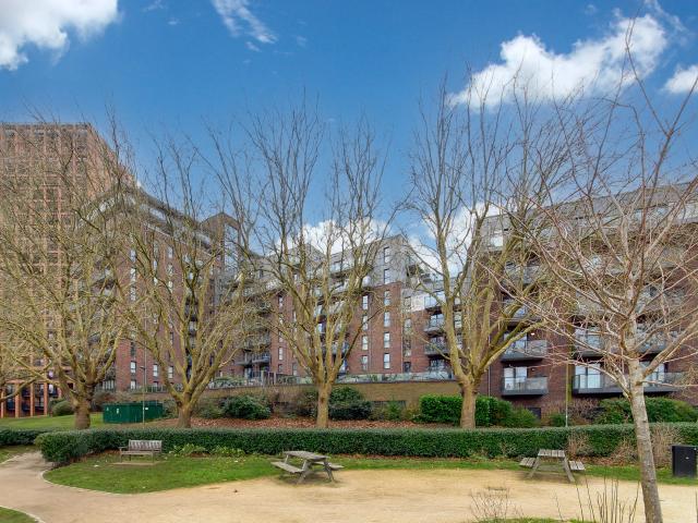Apartment at Shearwater Drive, Greater London