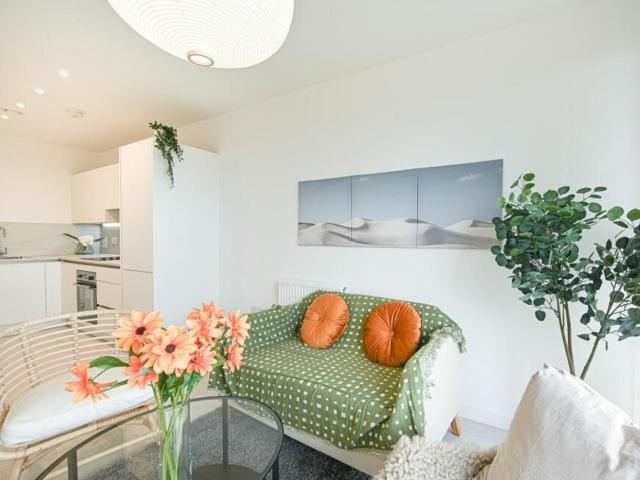 Apartment at Shearwater Drive, Greater London