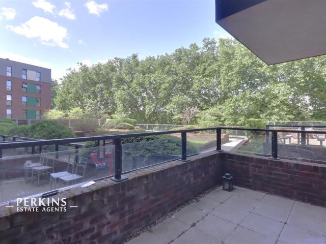 Apartment at Shearwater Drive, Greater London